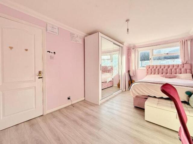 3 bedroom terraced house for sale in Axe Close, Luton, LU3