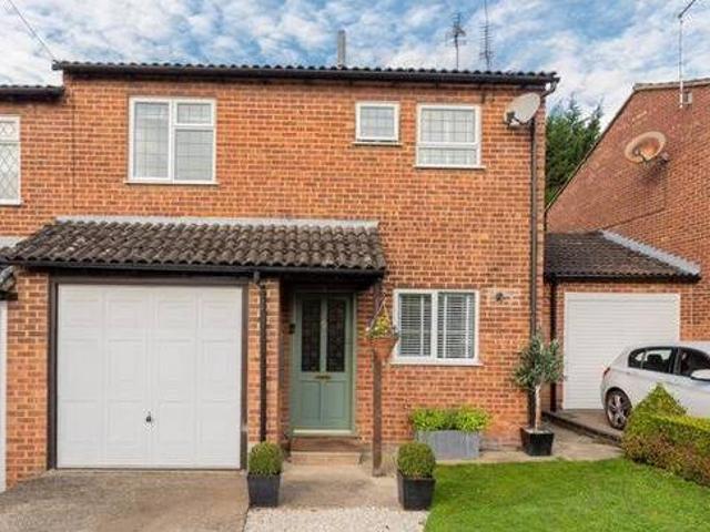 3 bedroom terraced house for sale in Aysgarth Park Maidenhead SL6
