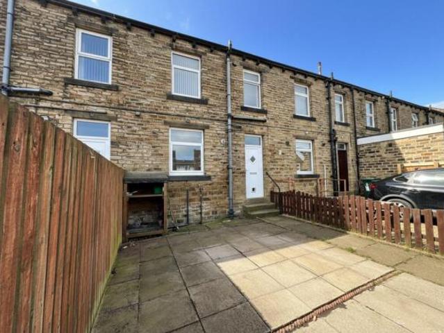 3 bedroom terraced house for sale in Bankfield Avenue, Huddersfield, HD5