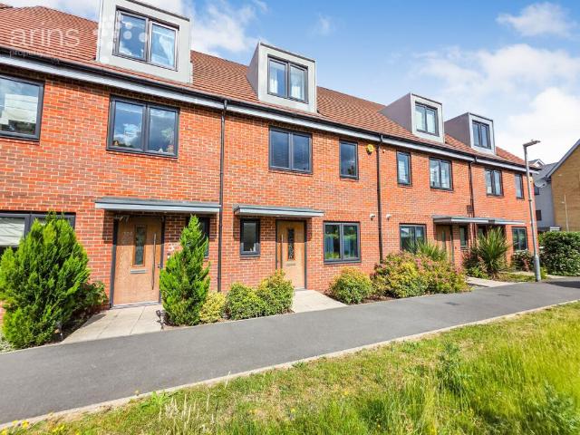 3 bedroom terraced house for sale in Basingstoke Road, Reading, RG2