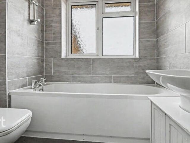 3 bedroom terraced house for sale in Brendon Avenue, Luton, LU2