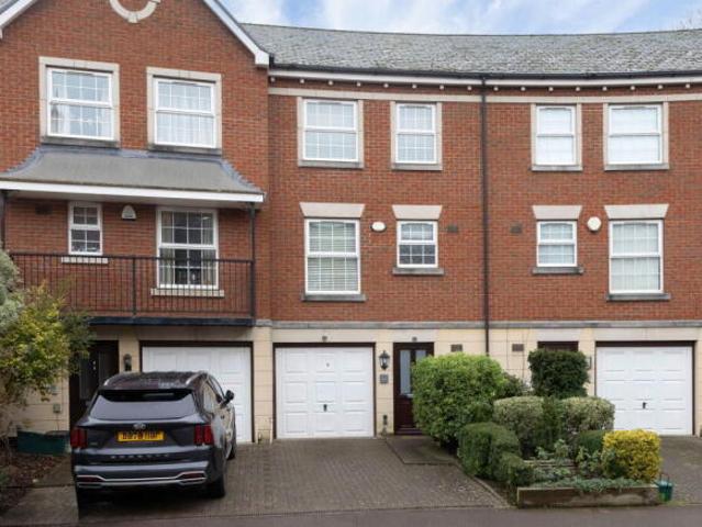 3 bedroom terraced house for sale in Brookbank Close, Cheltenham, GL50 3NA, GL50