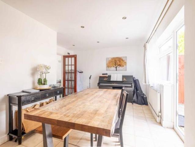 3 bedroom terraced house for sale in Burnham, SL1