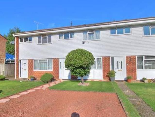 3 bedroom terraced house for sale in Busdens Way Godalming GU8