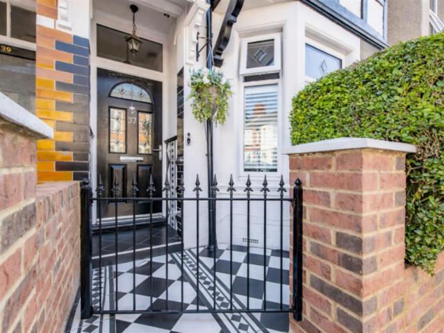 3 bedroom terraced house for sale in Glasgow Street, Northampton, NN5