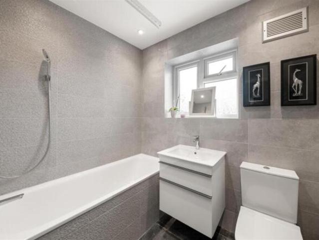 3 bedroom terraced house for sale in Grosvenor Avenue, Hayes, UB4