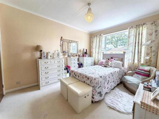 3 bedroom terraced house for sale in Grove Road, Emmer Green, RG4