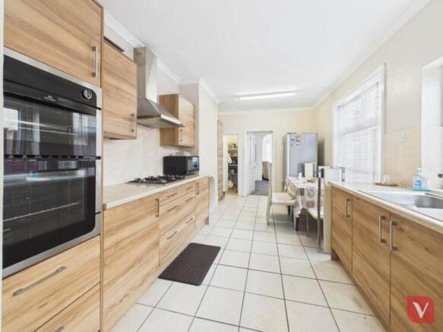 3 bedroom terraced house for sale in Dallow Road, Luton, LU1