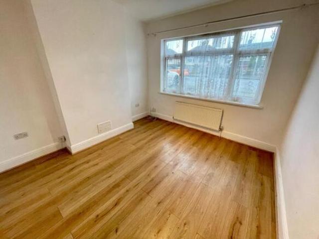3 bedroom terraced house for sale in Dunstable Road, Luton, Bedfordshire, LU4 0HW, LU4