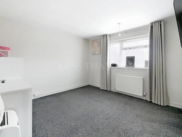 3 bedroom terraced house for sale in East Oval NN5