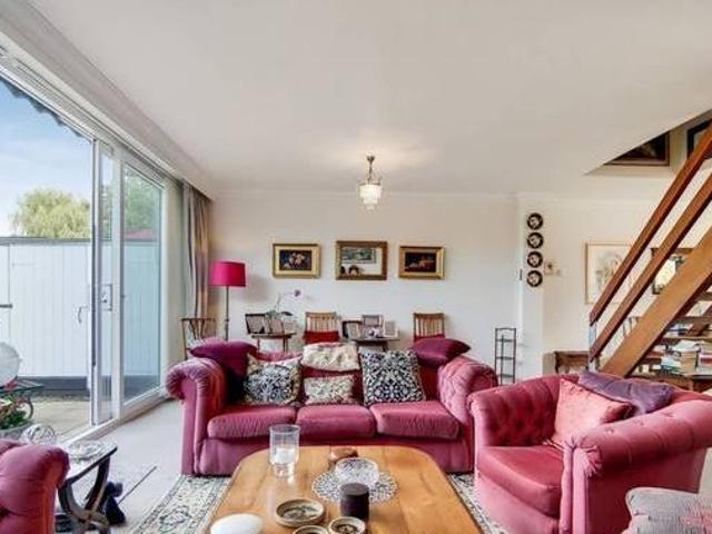 3 bedroom terraced house for sale in Edinburgh Gardens Windsor SL4