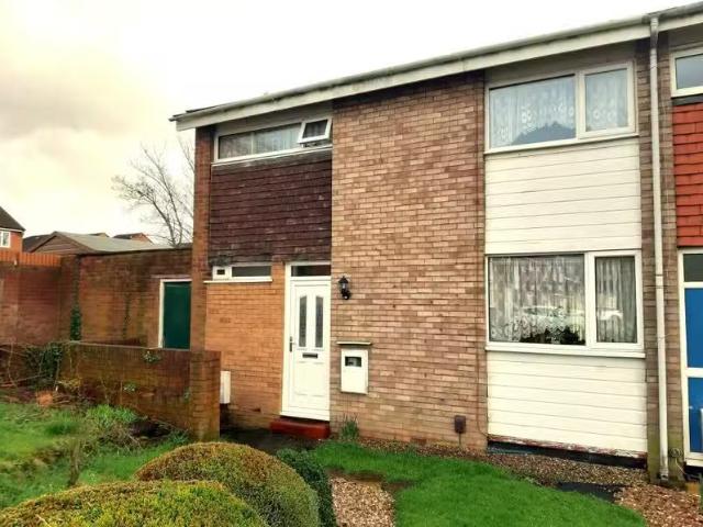 3 bedroom terraced house for sale in Elizabeth Drive, Tamworth.