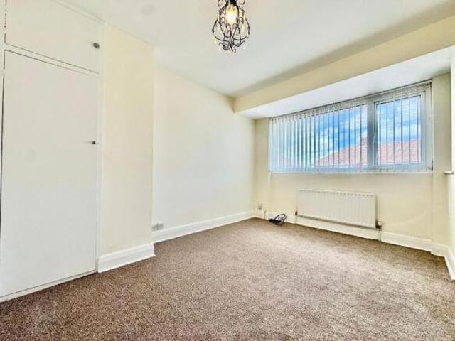 3 bedroom terraced house for sale in Elmore Road, Luton, LU2