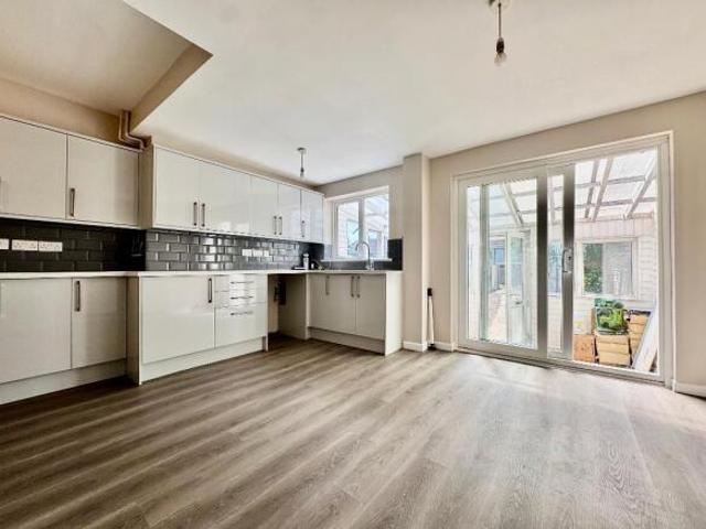 3 bedroom terraced house for sale in Elmore Road, Round Green, Luton, Bedfordshire, LU2 0QB, LU2