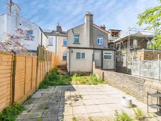 3 bedroom terraced house for sale in Estcourt Road, Watford, WD17