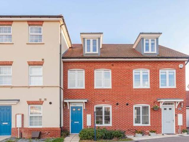 3 bedroom terraced house for sale in Forest Road Woodley Reading RG5