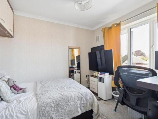3 bedroom terraced house for sale in Fairfield Avenue, Watford, WD19