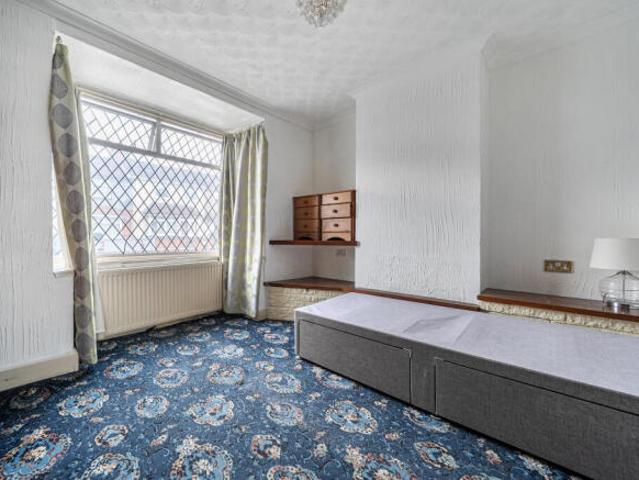 3 bedroom terraced house for sale in Ferndale Road, Swindon, SN2