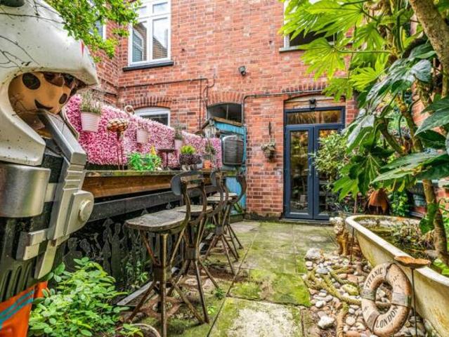 3 bedroom terraced house for sale in Knighton Fields Road West, Leicester, LE2