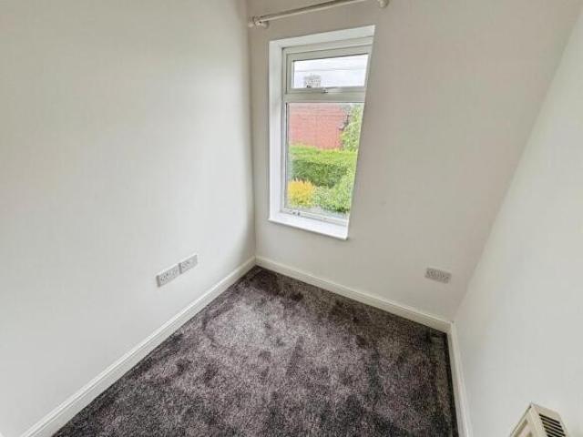 3 bedroom terraced house for sale in Knowle Avenue, Moldgreen, Huddersfield, West Yorkshire, HD5