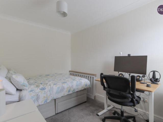 3 bedroom terraced house for sale in Kensington Avenue, Watford, WD18