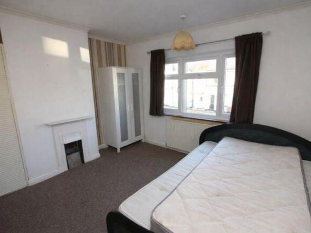 3 bedroom terraced house for sale in Kent Road, Luton, LU1
