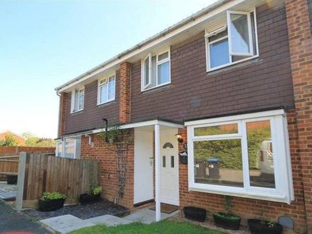 3 bedroom terraced house for sale in Kenton Way Woking Surrey GU21 GU21