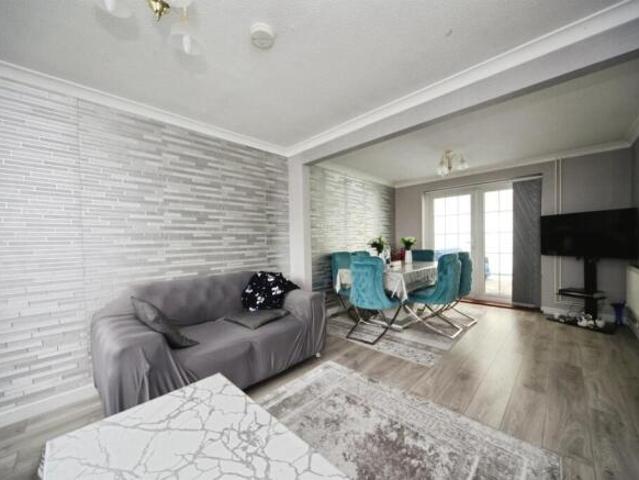 3 bedroom terraced house for sale in Holkham Close, Luton, LU4