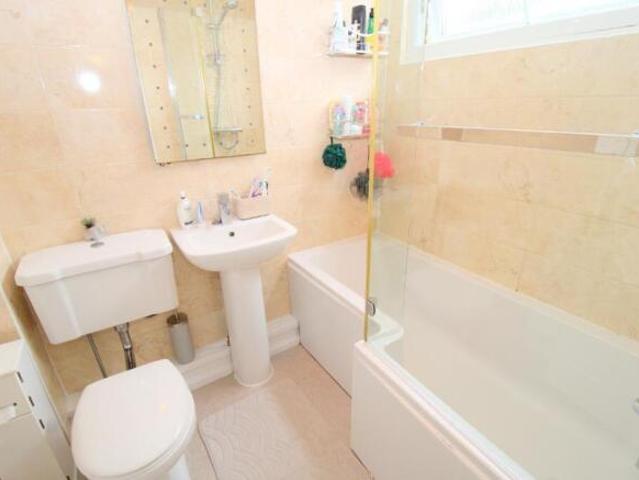 3 bedroom terraced house for sale in Horsham Close, Luton, LU2