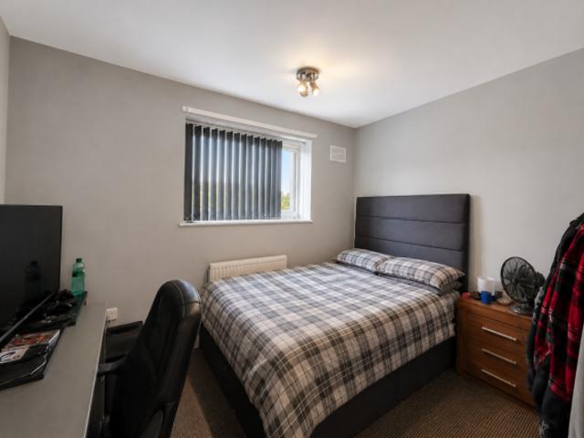 3 bedroom terraced house for sale in Hallwicks Road, Luton, LU2