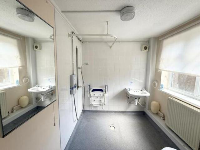 3 bedroom terraced house for sale in Hampton Road, Luton, LU4