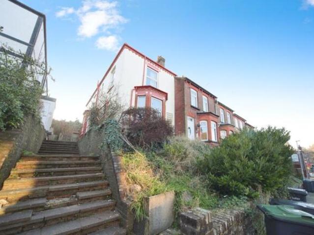 3 bedroom terraced house for sale in Harcourt Street, Luton, LU1