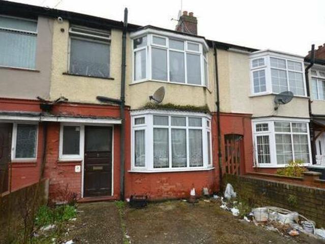 3 bedroom terraced house for sale in Harefield Road Luton Bedfordshire LU1