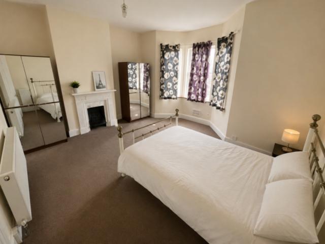 3 bedroom terraced house for sale in High Town Road, Luton, Bedfordshire, LU2 0BZ, LU2