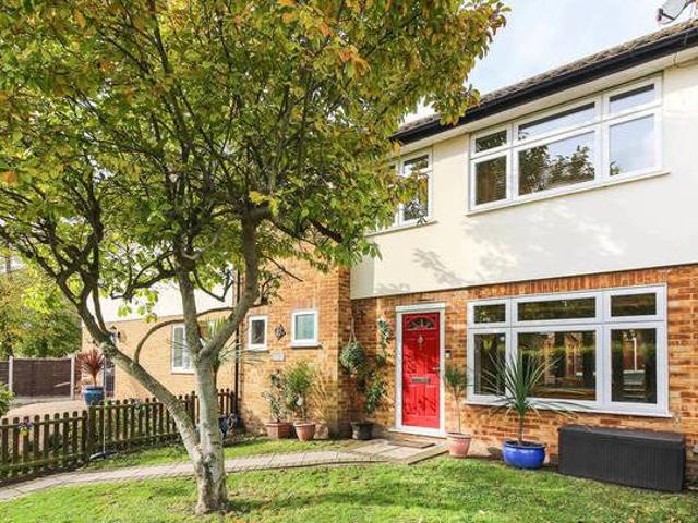 3 bedroom terraced house for sale in High Road North Weald CM16
