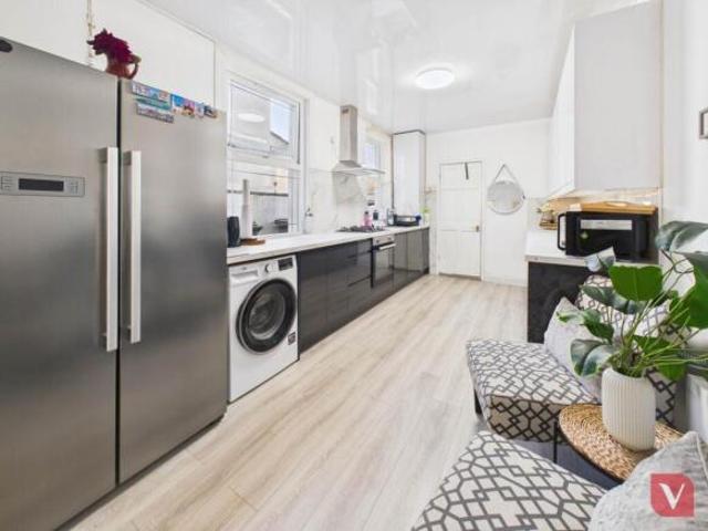 3 bedroom terraced house for sale in Highfield Road, Luton, LU4