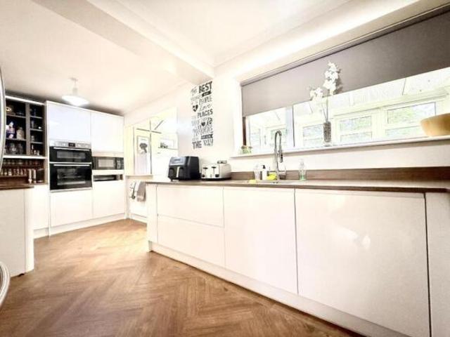 3 bedroom terraced house for sale in Hillview Crescent, Luton, LU2