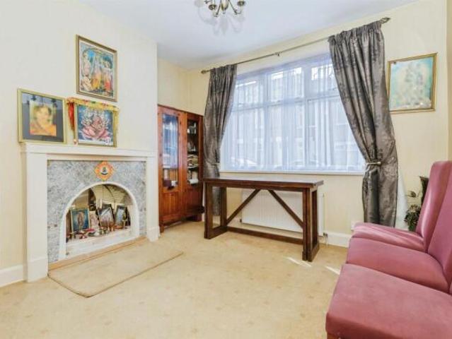 3 bedroom terraced house for sale in Hunter Road, Leicester, LE4