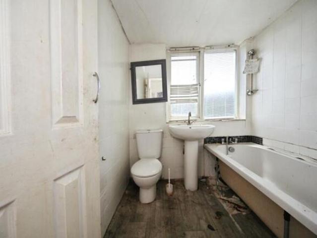 3 bedroom terraced house for sale in Hurst Way, Luton, LU3
