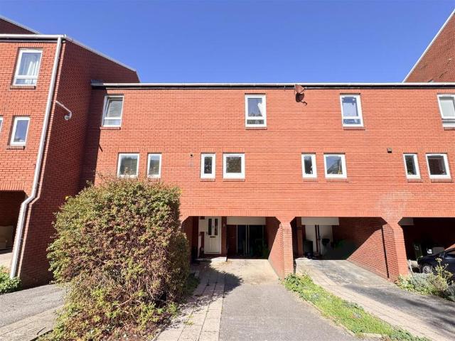 3 bedroom terraced house for sale in Jephson Close, Eastbourne BN20 7JJ, BN20