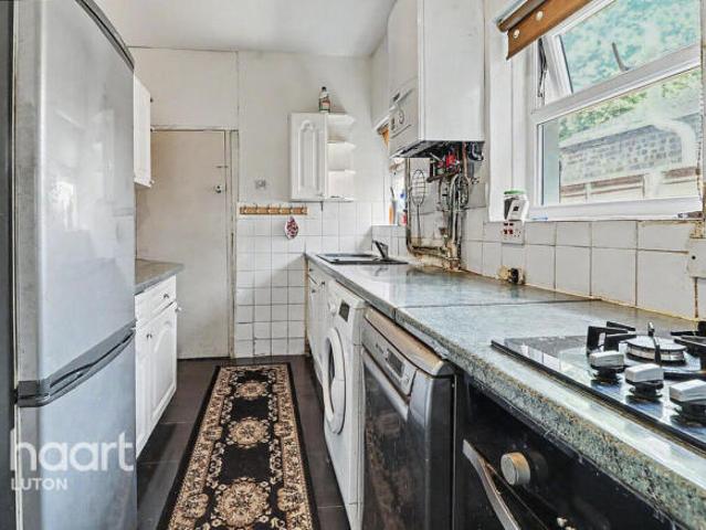 3 bedroom terraced house for sale in Oak Road, Luton, LU4