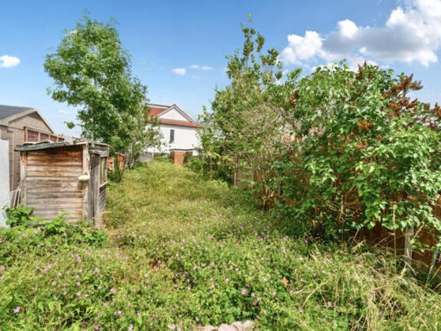 3 bedroom terraced house for sale in Oaks Lane, Ilford, IG2