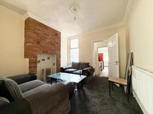 3 bedroom terraced house for sale in Old Bedford Road, Luton, LU2
