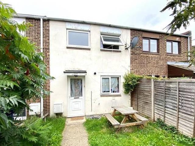 3 bedroom terraced house for sale in Otter Close Bar Hill Cambridge CB23