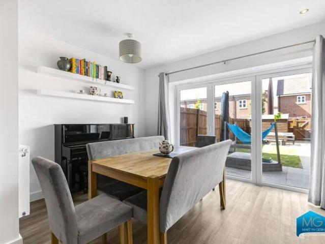 3 bedroom terraced house for sale in Lovegrove Way, London, N20