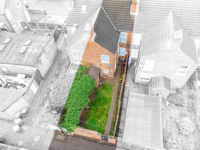 3 bedroom terraced house for sale in Lockwood Road, DN1