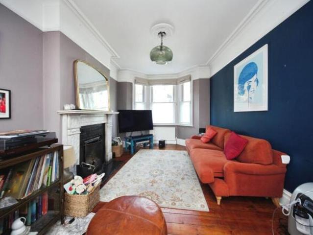3 bedroom terraced house for sale in London Road, Luton, LU1