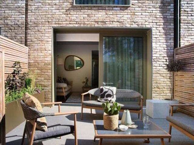 3 Bedroom Terraced House For Sale In London