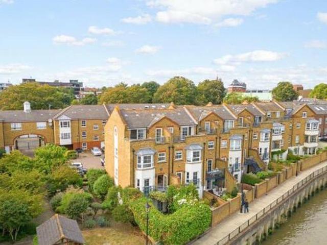 3 Bedroom Terraced House For Sale In London