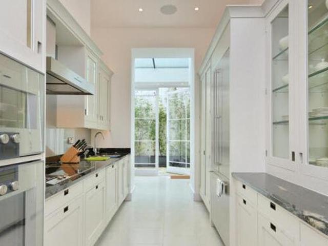 3 Bedroom Terraced House For Sale In London